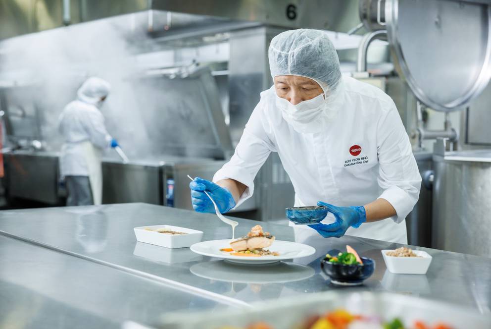 Singapore Airlines behind the scenes: How is aeroplane food really made ...